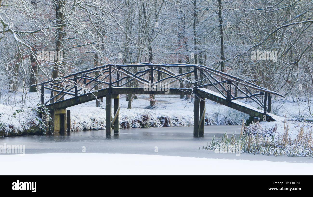 Covered bridge in the woods hi-res stock photography and images - Alamy