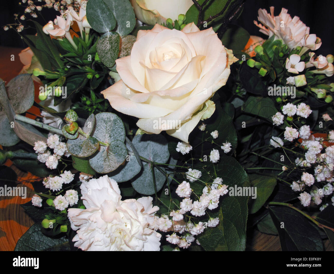 Flower arrangement with white roses Stock Photo - Alamy