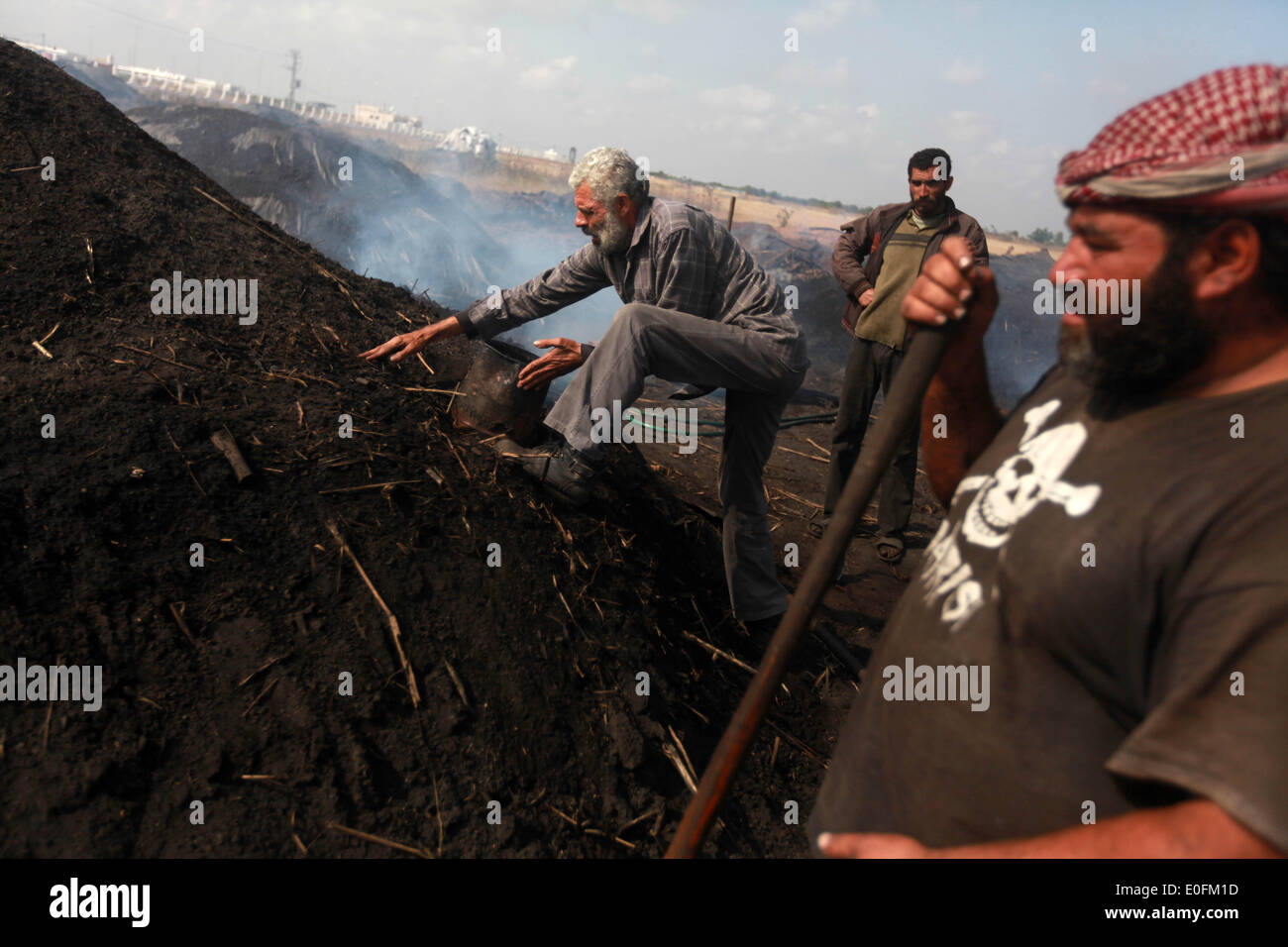Gaza, Palestinian Territories. 12th May, 2014. Palestinian workers ...