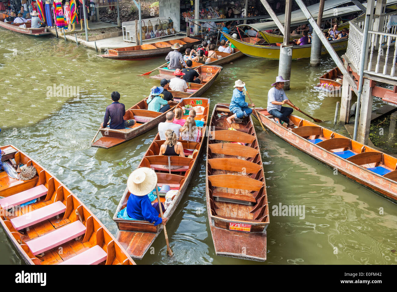 Traffic jam of tourist boats, Damnoen Saduak Floating Market ...