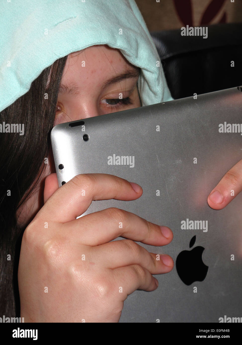 Girl using ipad hi-res stock photography and images - Alamy