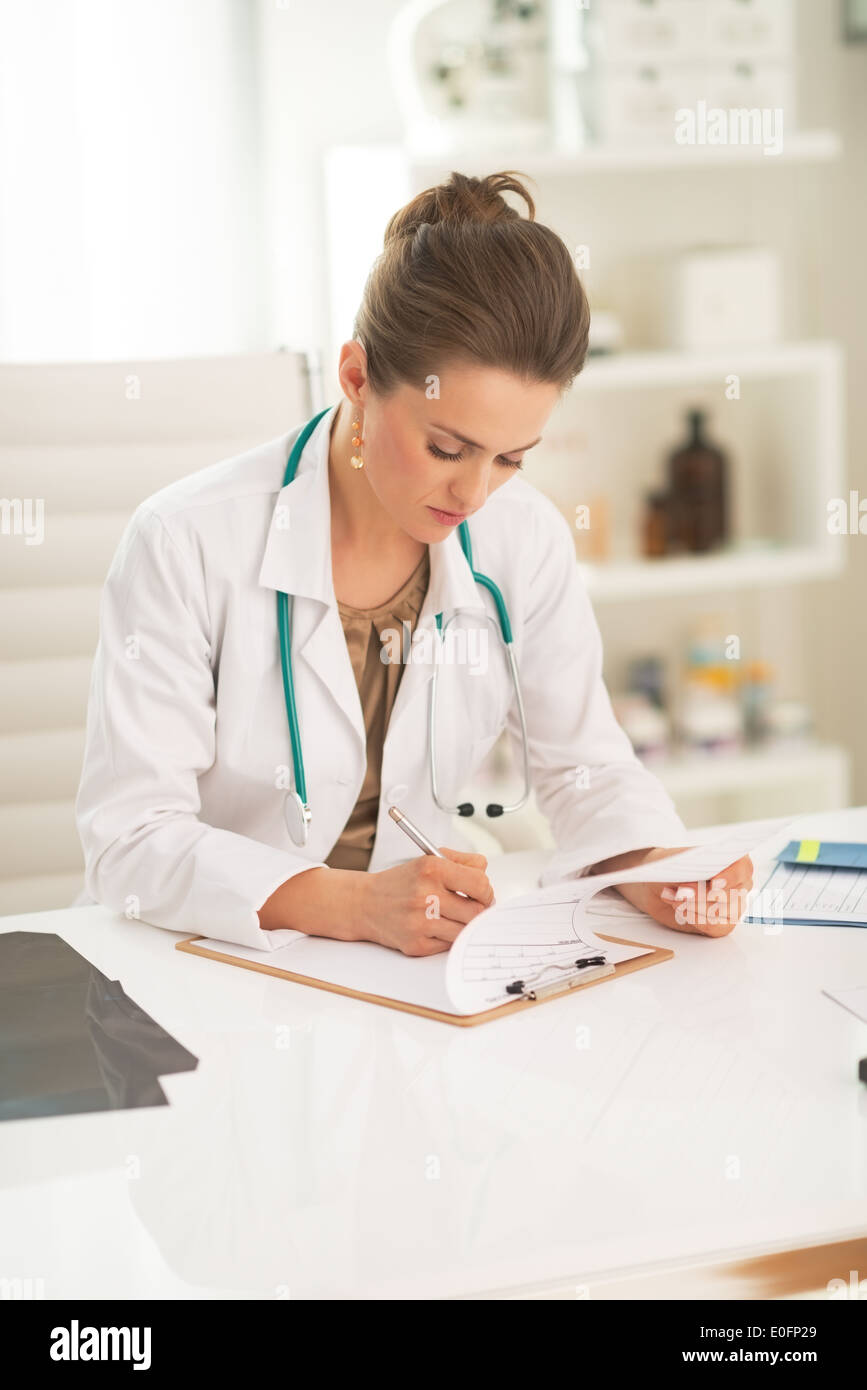 Writing medical examination notes hi-res stock photography and images ...
