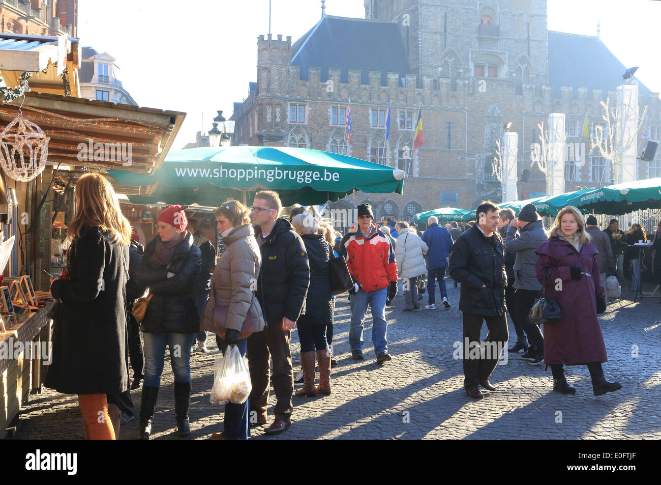 Busy stalls on the Christmas market in the Market Square in Bruges in ...