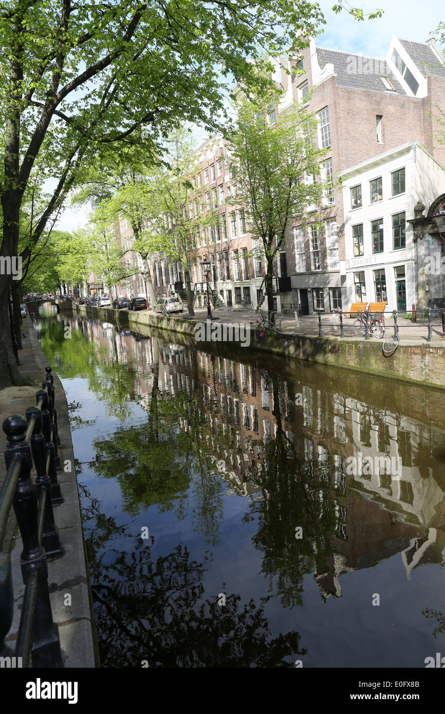 Canals and buildings around Prinsengracht and Frederiksplein ...