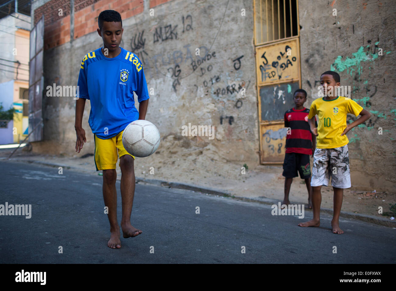 Brazilian children street football hi-res stock photography and images ...