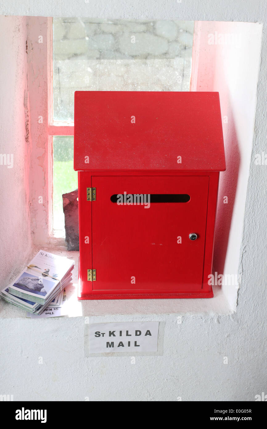 Post box scotland hi-res stock photography and images - Alamy