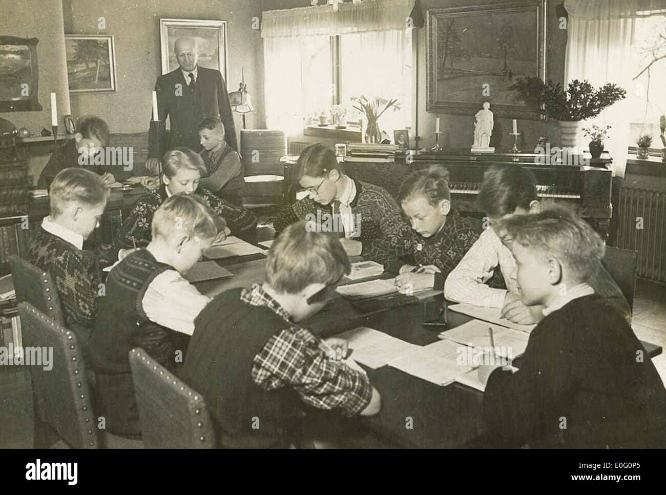 A historical photograph depicting an alternative classroom during the ...