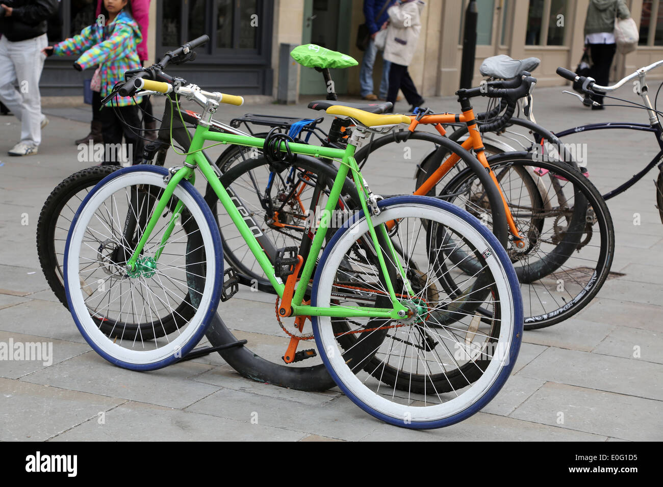 Green bicycle hi-res stock photography and images - Alamy