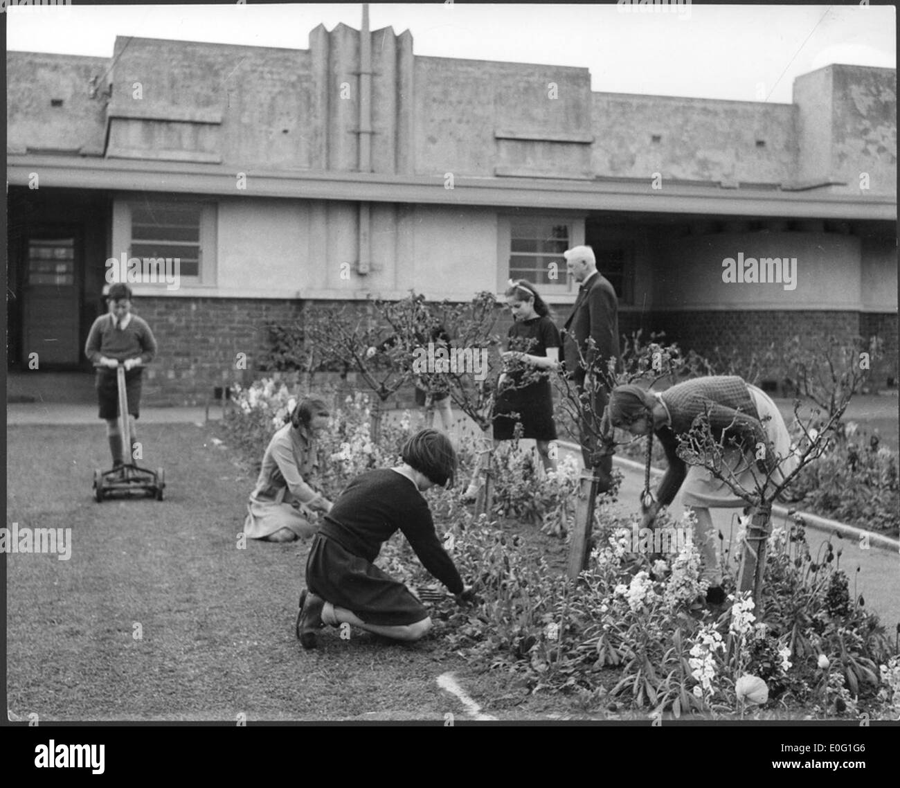 1940s garden hi-res stock photography and images - Alamy