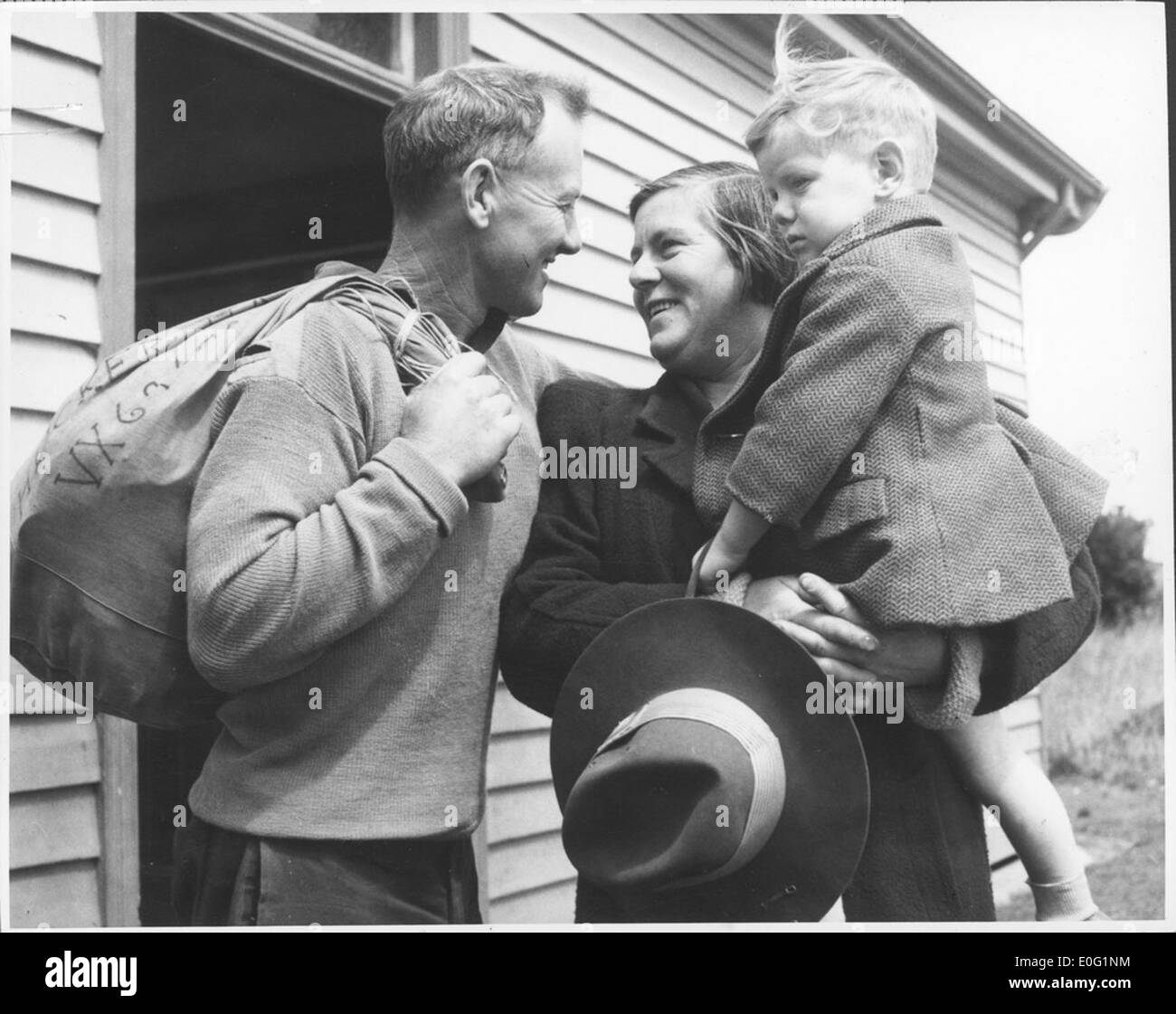 Soldiers leaving family hi-res stock photography and images - Alamy