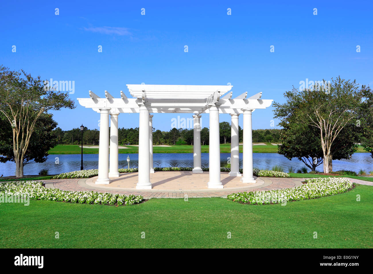 White gazebo hi-res stock photography and images - Alamy