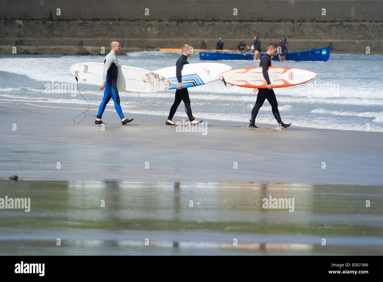 Surfers walk into sea hi-res stock photography and images - Alamy