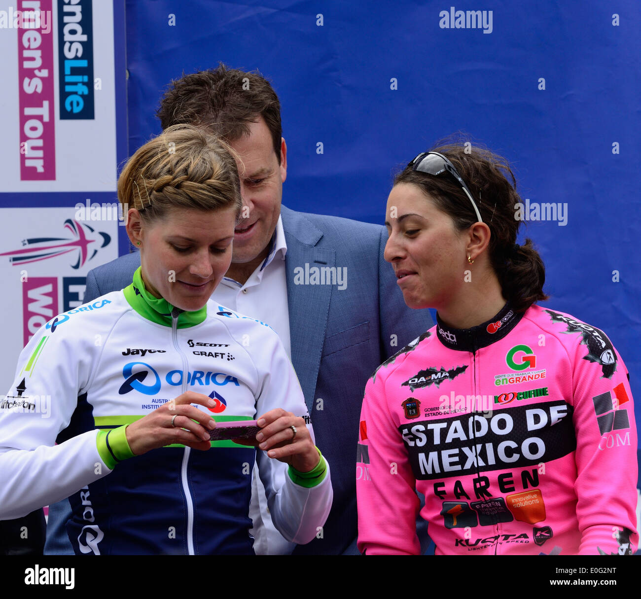 Emma Johansson inspects phone pics with Rosella Rato on the winners ...