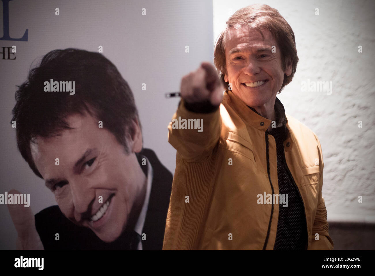 Singer raphael hi-res stock photography and images - Alamy