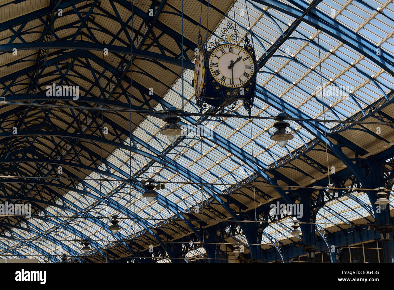 Brighton station clock hi-res stock photography and images - Alamy