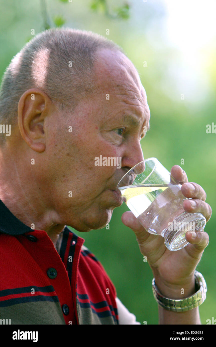 Senior group drinking water hi-res stock photography and images - Alamy