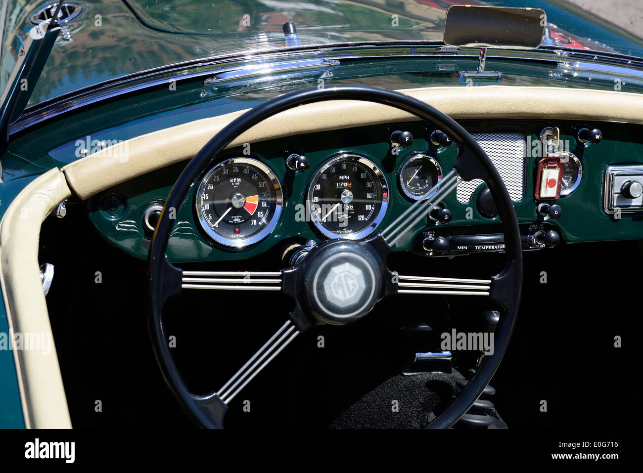 Mg steering wheel dashboard classic hi-res stock photography and images ...