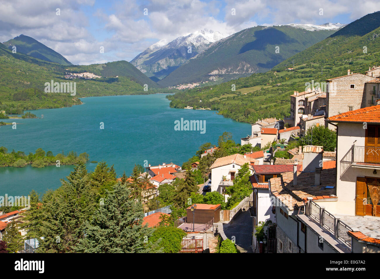 The town of Barrea on Lake Barrea Stock Photo - Alamy