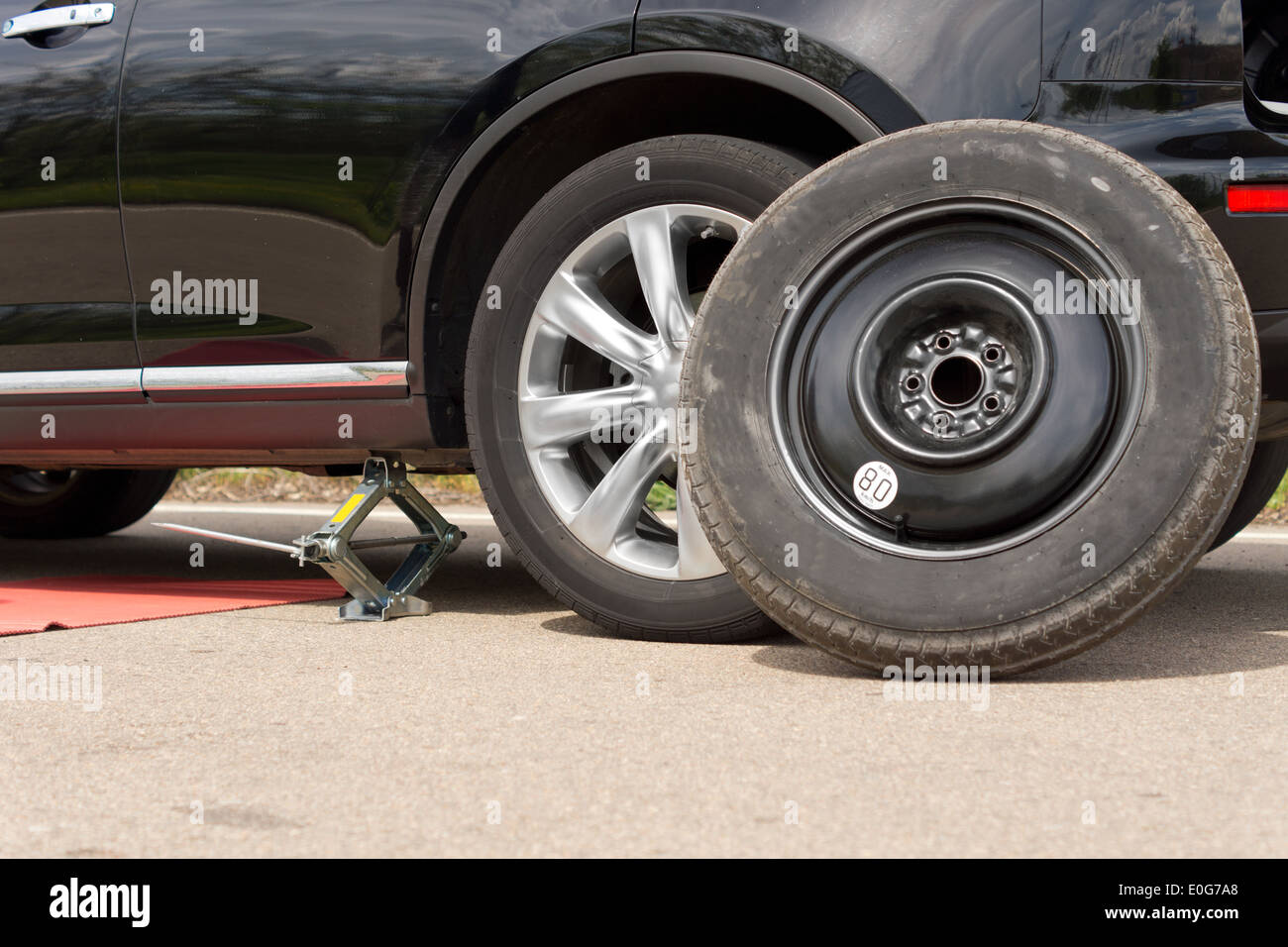 Changing the wheel on a car Stock Photo - Alamy