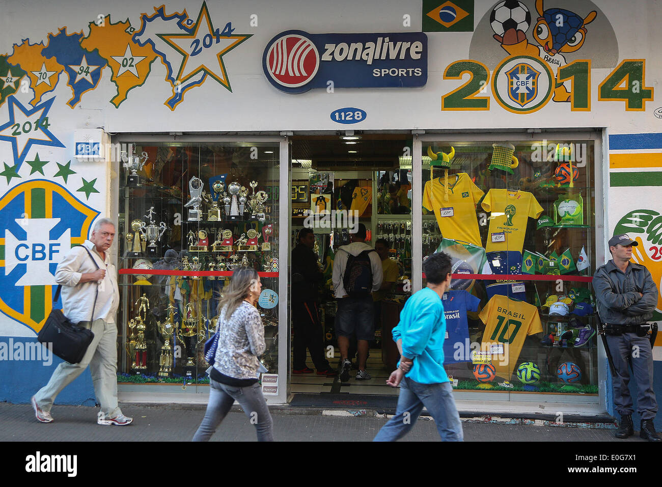 Game store front hi-res stock photography and images - Alamy
