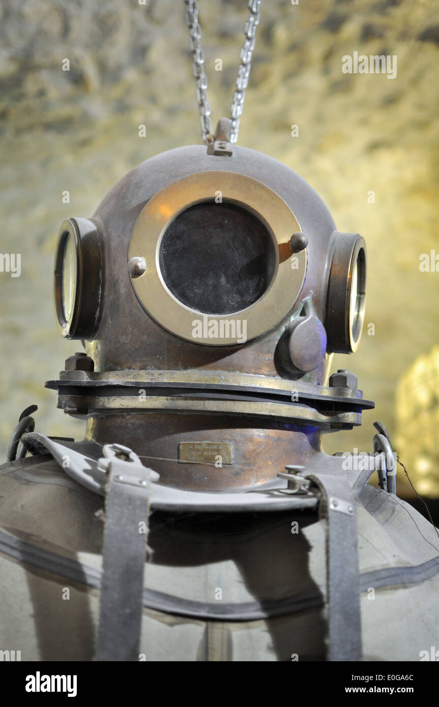 Diving suit old hi-res stock photography and images - Alamy