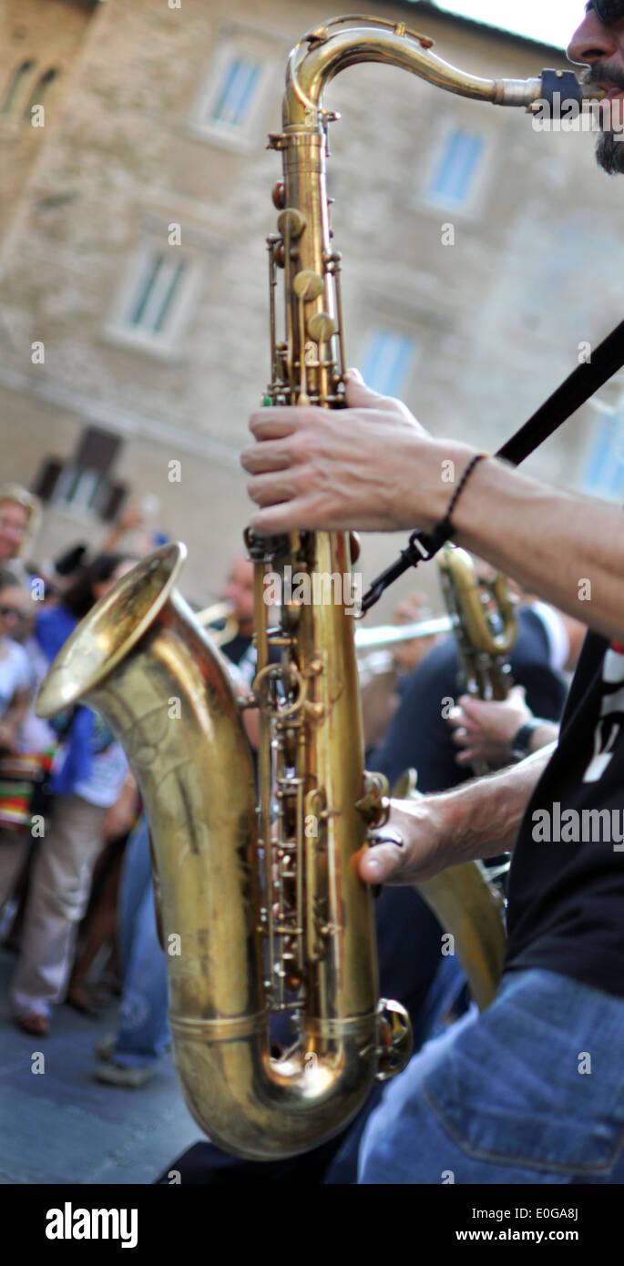 Modern saxophone hi-res stock photography and images - Alamy