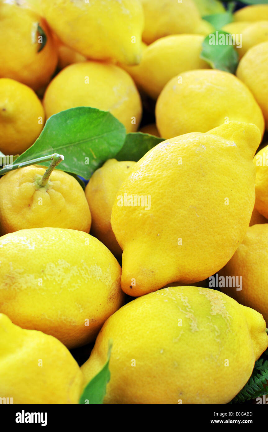 Detail box of lemons in a market Stock Photo - Alamy