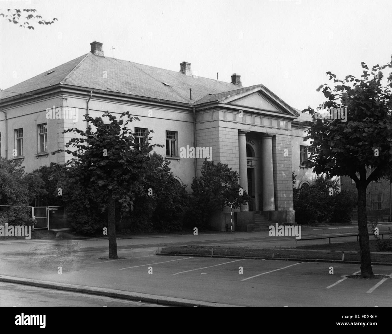 Modernist building facade in Black and White Stock Photos & Images - Alamy