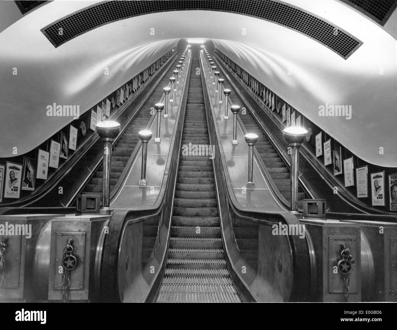 Old london underground buildings hi-res stock photography and images ...