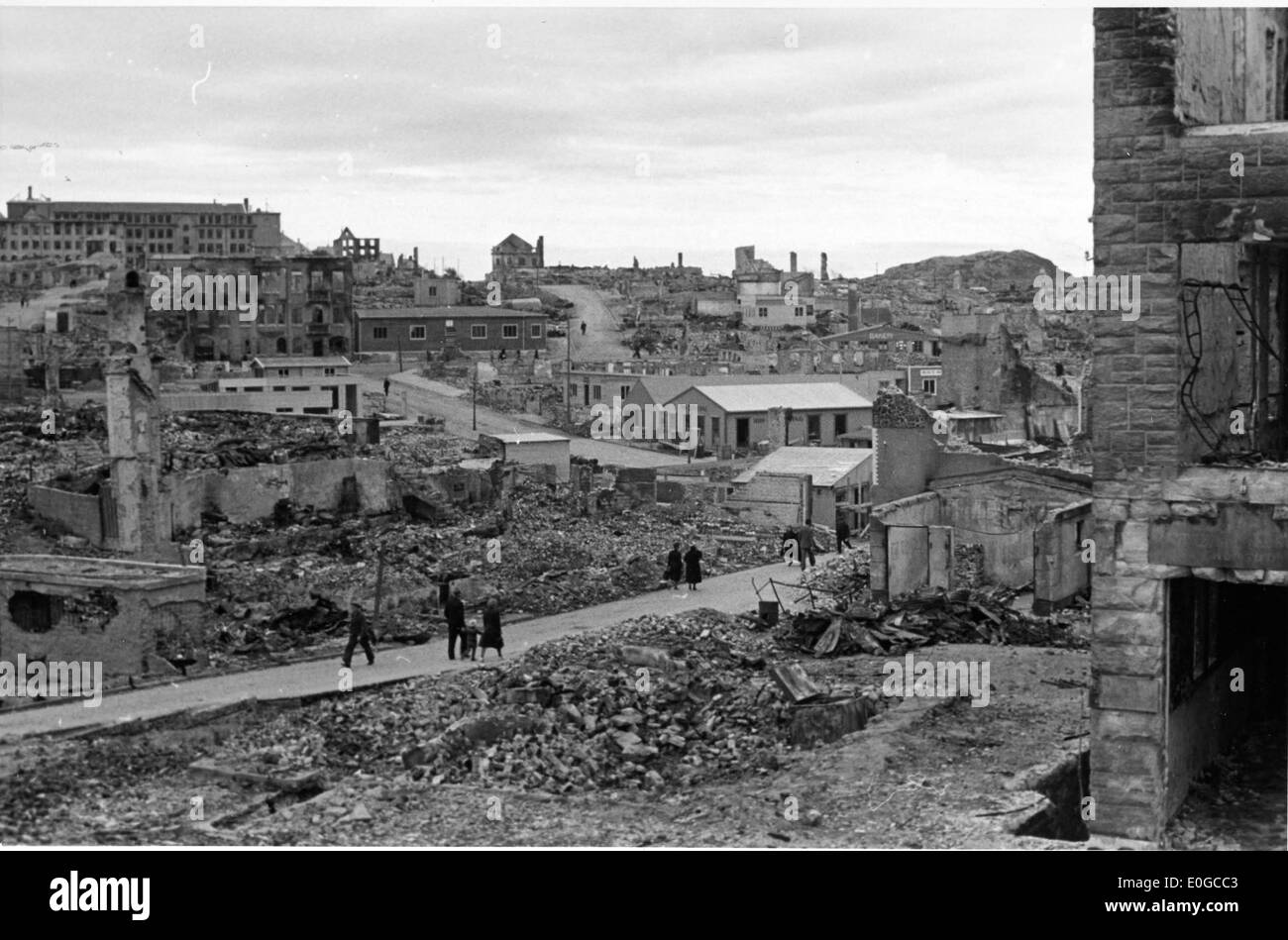 War zone destruction Black and White Stock Photos & Images - Alamy
