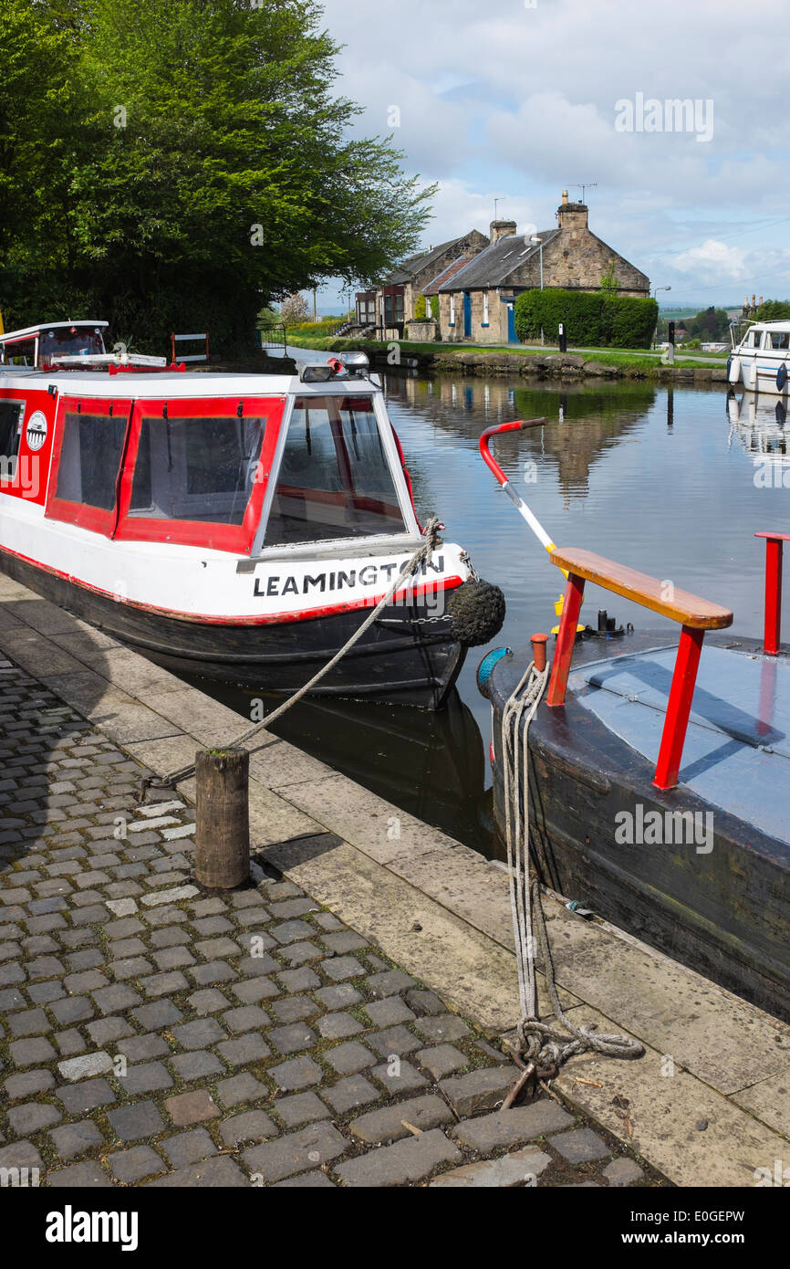 Linlithgow canal centre manse road hi-res stock photography and images ...