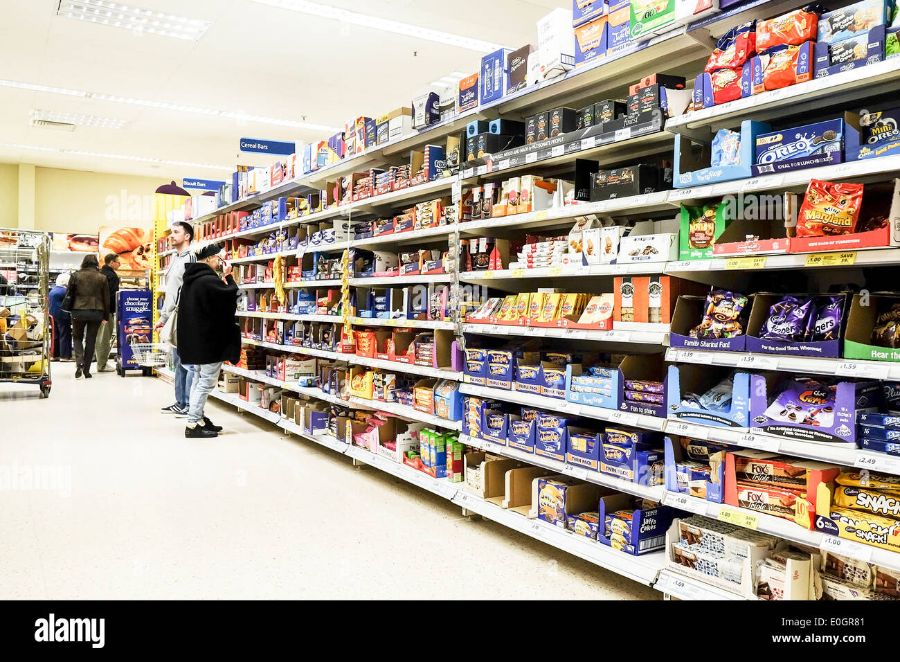 People shopping in tesco hi-res stock photography and images - Alamy