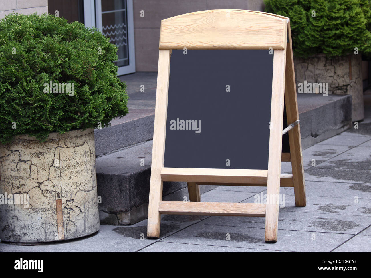 Blank menu blackboard on street hi-res stock photography and images - Alamy