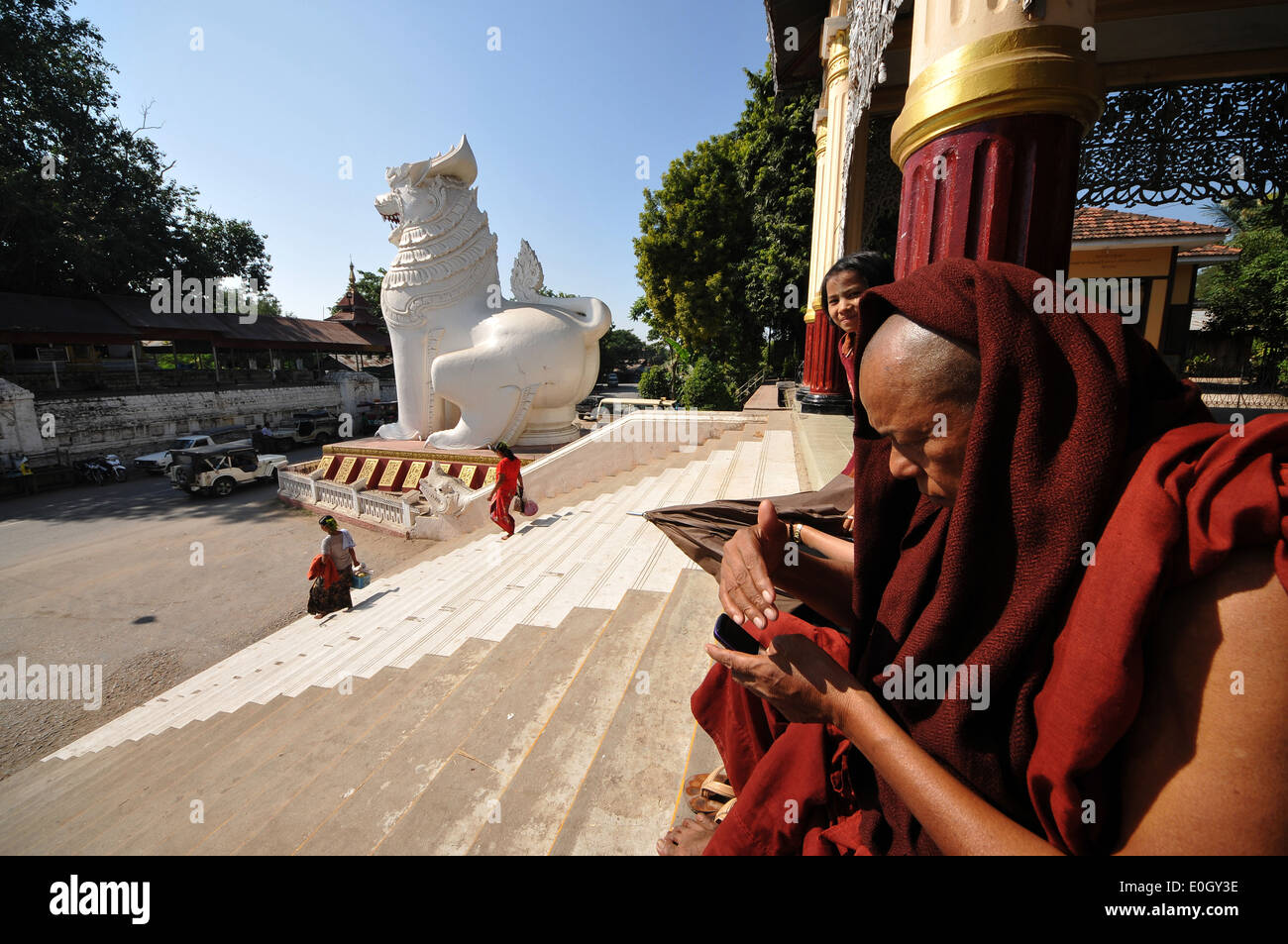 Monk with Mobil at the entrance to the Walkway zum Mandalay Hill ...