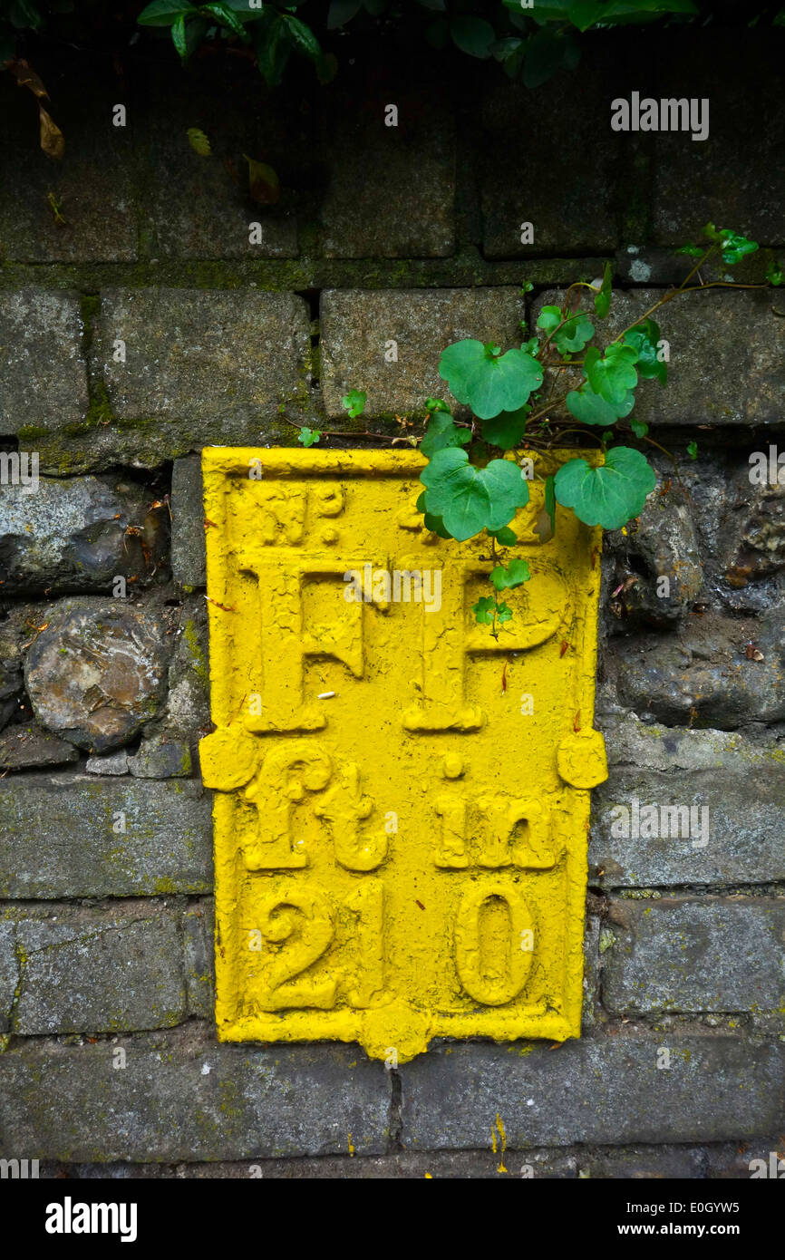Fire hydrant sign hi-res stock photography and images - Alamy