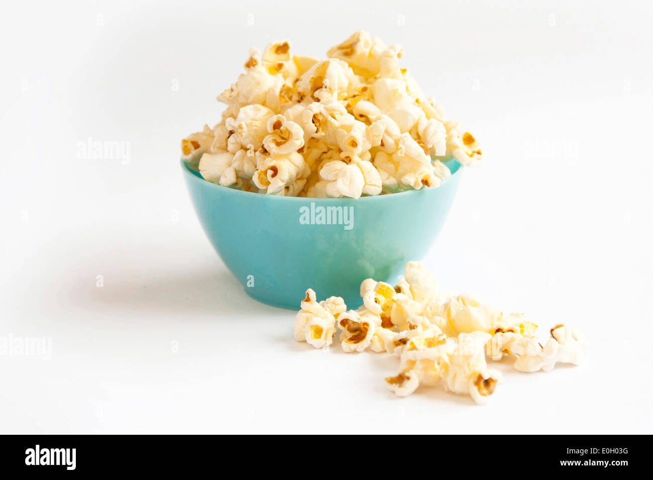 Popcorn in blue bowl Stock Photo - Alamy