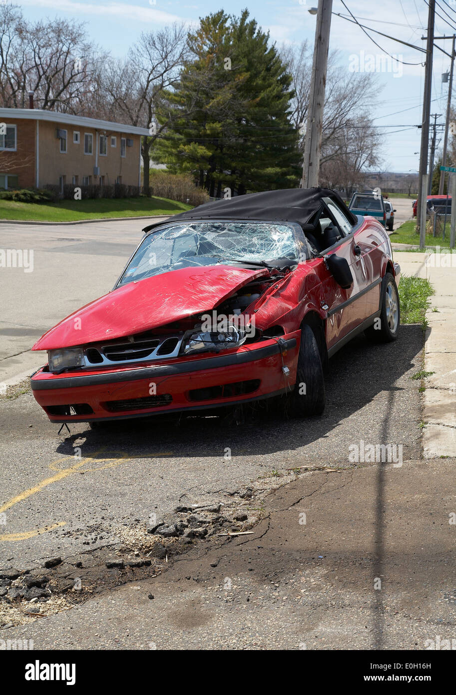 Smashed up cars hi-res stock photography and images - Alamy