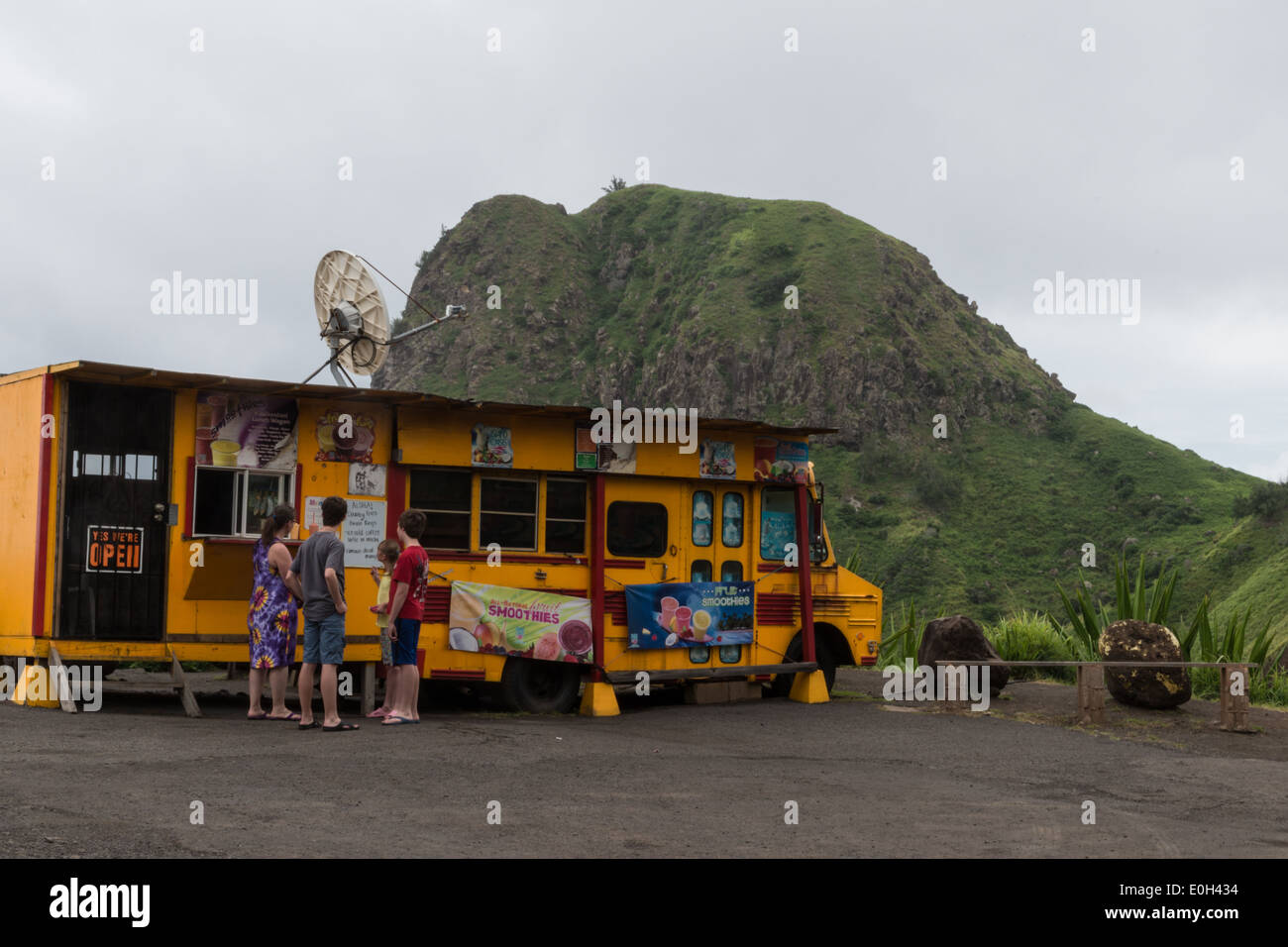 Family ordering food hi-res stock photography and images - Alamy