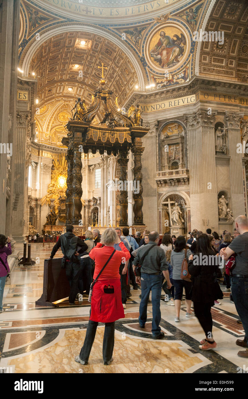 People looking at the High Altar, St Peters Basilica Church, Vatican ...