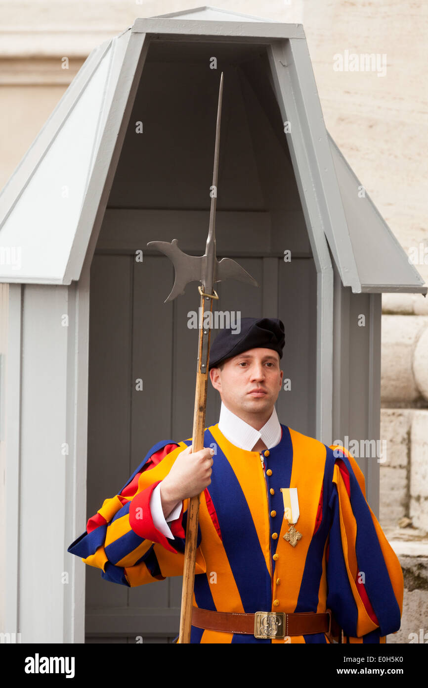 Swiss guard vatican city hi-res stock photography and images - Alamy