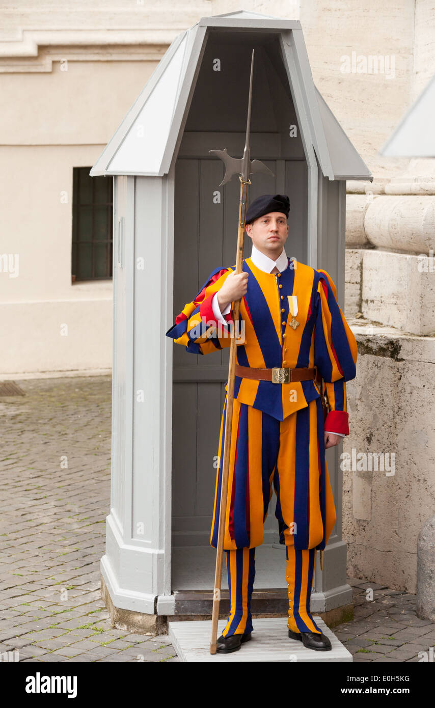Swiss guard on duty, Vatican City, Rome Italy Europe Stock Photo - Alamy