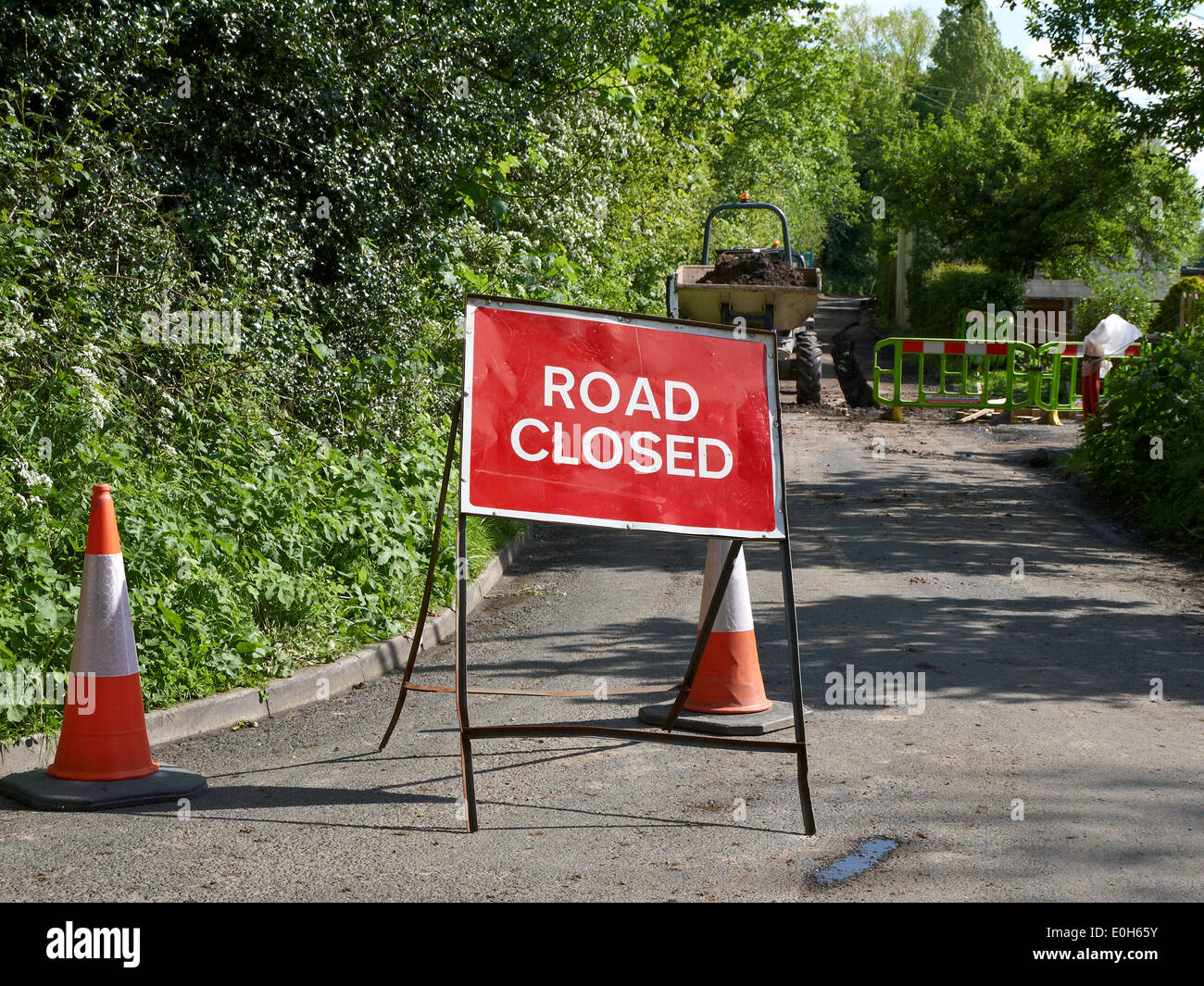 Road closed sign hi-res stock photography and images - Alamy