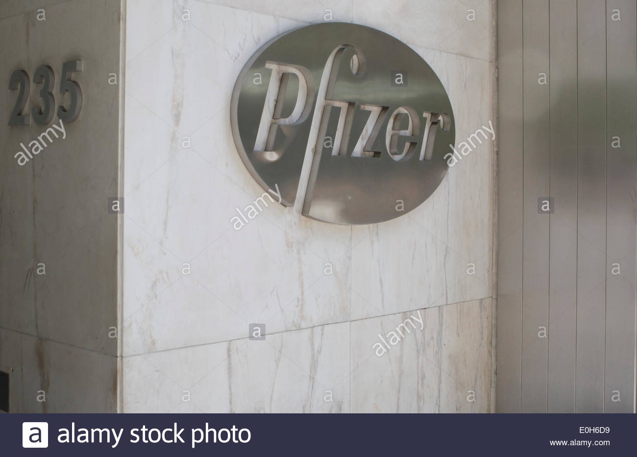 Pfizer World Headquarters New York Stock Photos & Pfizer World ...