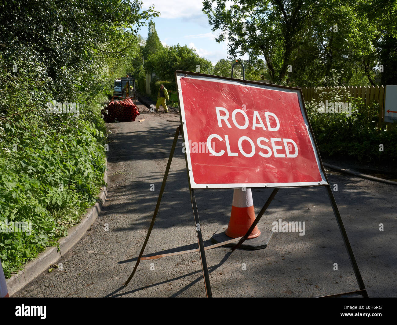Road closed sign hi-res stock photography and images - Alamy