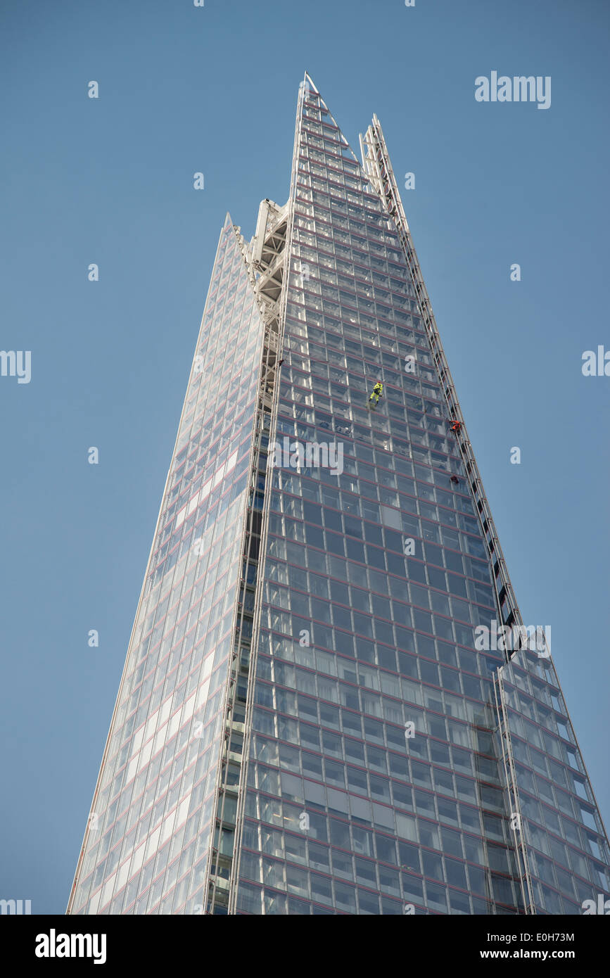 Person cleaning the windows of the facade of the Shard, skyscraper ...
