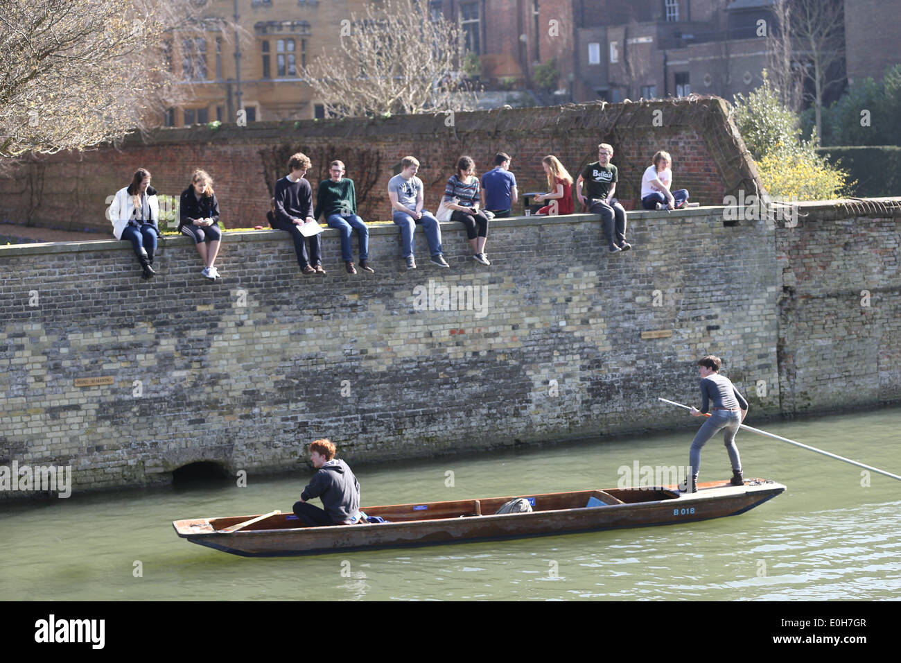 PUNTING ON THE RIVER CAM IN CAMBRIDGE Stock Photo - Alamy