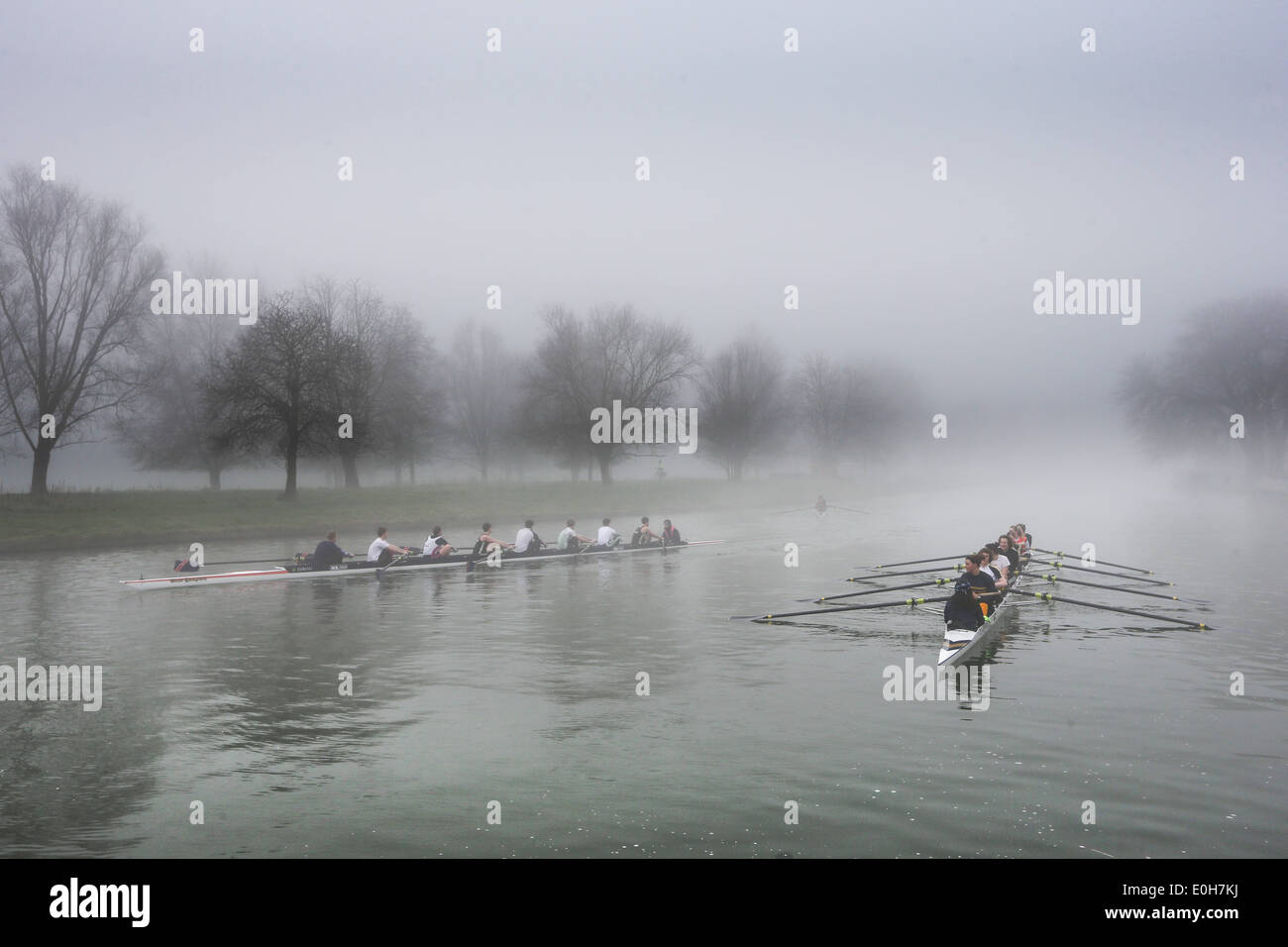 CAMBRIDGE UNIVERSITY STUDENT ROWERS ON THE RIVER CAM IN THE EARLY ...