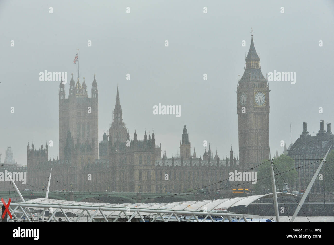 Big ben raining hi-res stock photography and images - Alamy