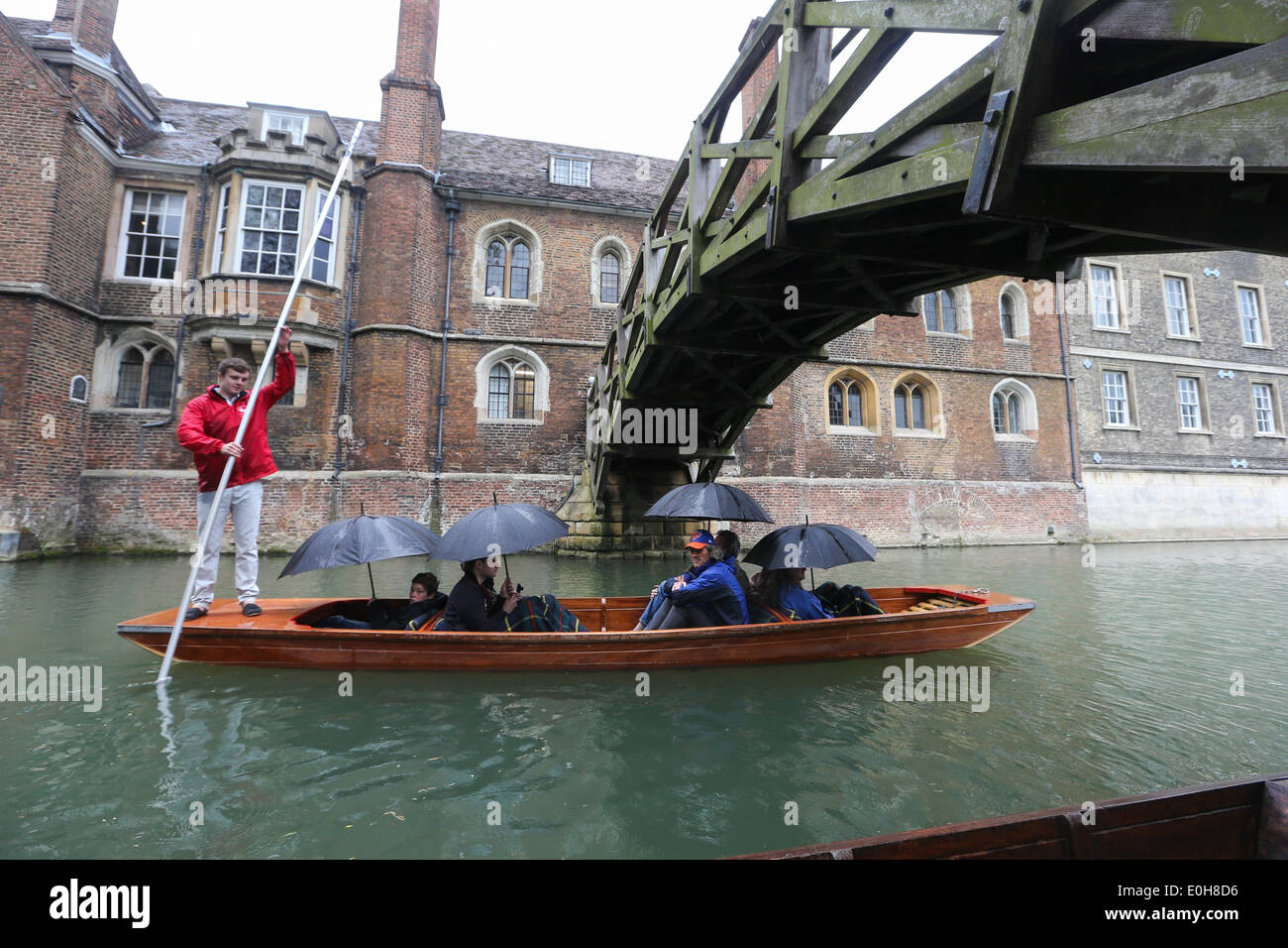PUNTING ON THE RIVER CAM IN CAMBRIDGE Stock Photo - Alamy