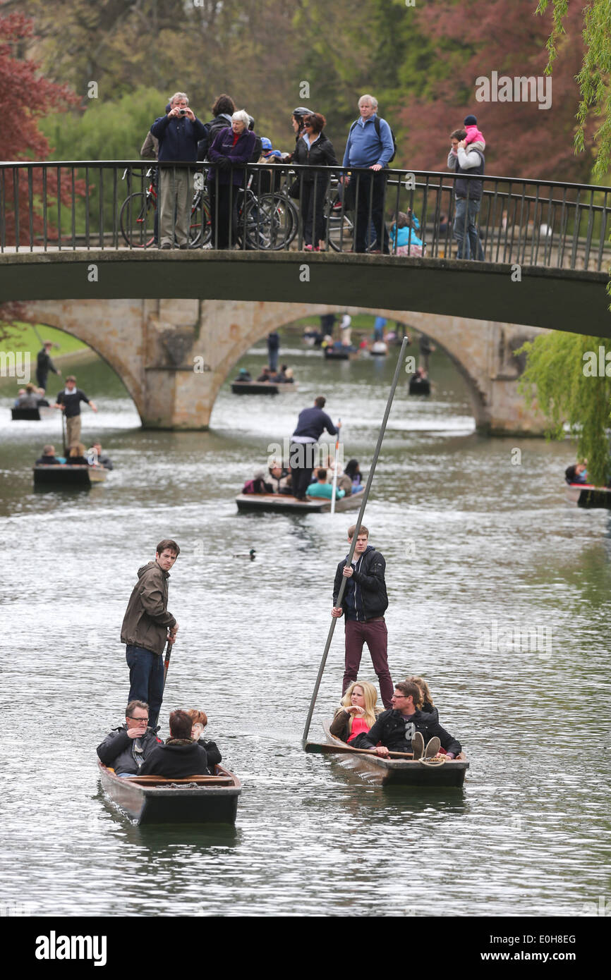PUNTING ON THE RIVER CAM IN CAMBRIDGE Stock Photo - Alamy